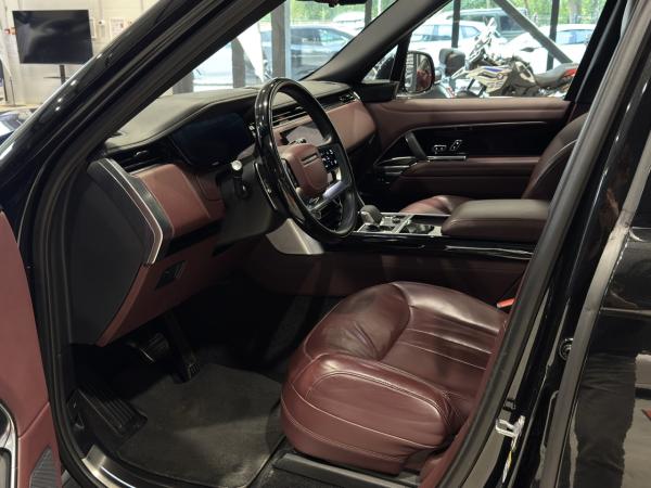 Melns Land Rover Range Rover 2023 Rīga, ar dzinēja tilpumu 3.00 L un nobraukumu 82 tūkst. km par 94990 €, foto 8 vietnē AUTOMOTO.COM.LV