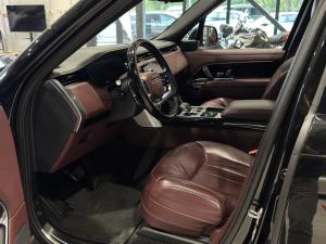 Melns Land Rover Range Rover 2023 Rīga, ar dzinēja tilpumu 3.00 L un nobraukumu 82 tūkst. km par 94990 €, foto 8 vietnē AUTOMOTO.COM.LV