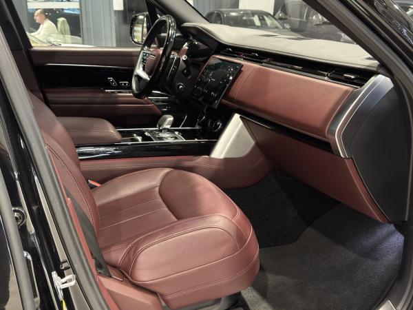Melns Land Rover Range Rover 2023 Rīga, ar dzinēja tilpumu 3.00 L un nobraukumu 82 tūkst. km par 94990 €, foto 10 vietnē AUTOMOTO.COM.LV