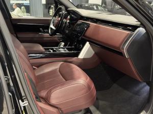 Melns Land Rover Range Rover 2023 Rīga, ar dzinēja tilpumu 3.00 L un nobraukumu 82 tūkst. km par 94990 €, foto 10 vietnē AUTOMOTO.COM.LV