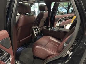 Melns Land Rover Range Rover 2023 Rīga, ar dzinēja tilpumu 3.00 L un nobraukumu 82 tūkst. km par 94990 €, foto 12 vietnē AUTOMOTO.COM.LV