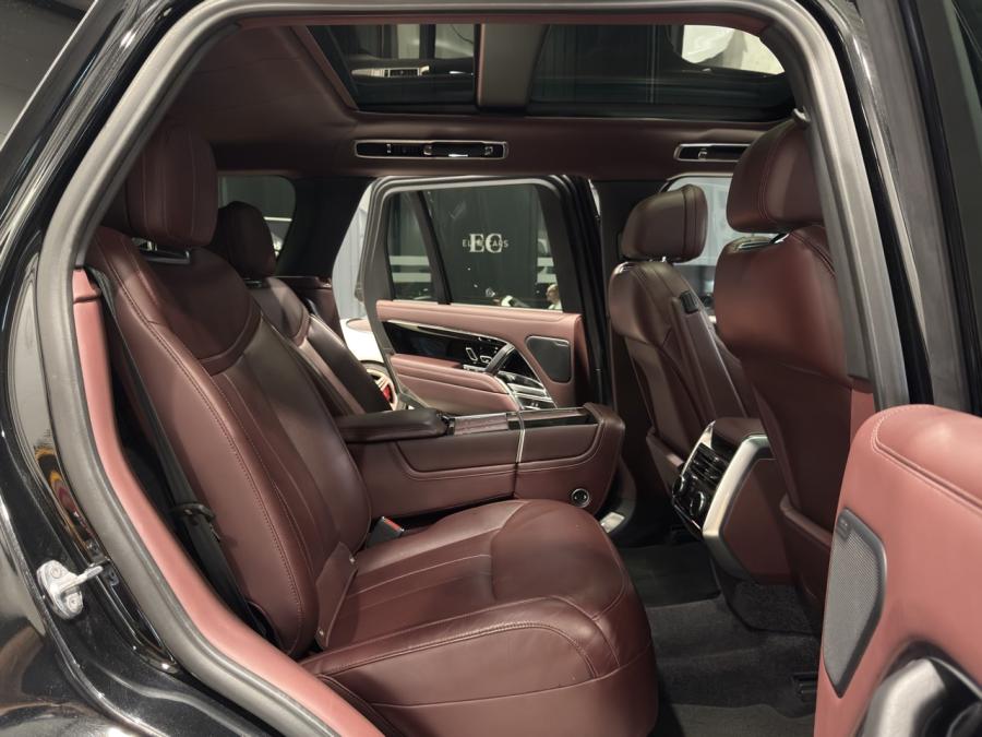 Melns Land Rover Range Rover 2023 Rīga, ar dzinēja tilpumu 3.00 L un nobraukumu 82 tūkst. km par 94990 €, foto 13 vietnē AUTOMOTO.COM.LV