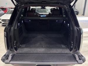 Melns Land Rover Range Rover 2023 Rīga, ar dzinēja tilpumu 3.00 L un nobraukumu 82 tūkst. km par 94990 €, foto 30 vietnē AUTOMOTO.COM.LV