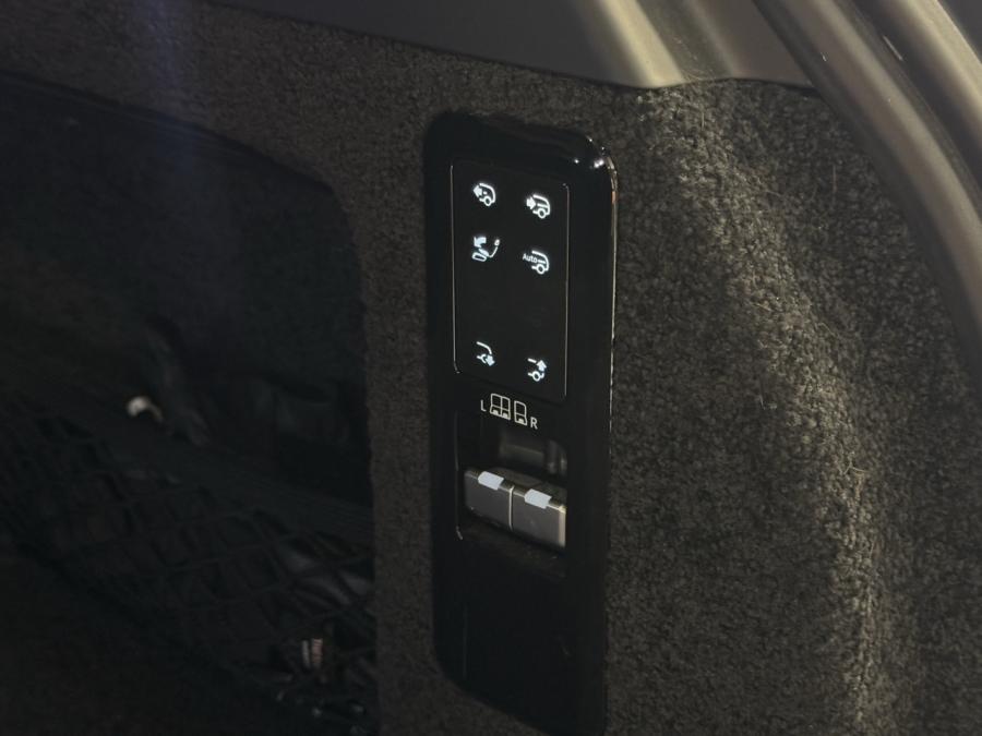 Melns Land Rover Range Rover 2023 Rīga, ar dzinēja tilpumu 3.00 L un nobraukumu 82 tūkst. km par 94990 €, foto 34 vietnē AUTOMOTO.COM.LV