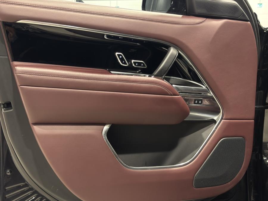 Melns Land Rover Range Rover 2023 Rīga, ar dzinēja tilpumu 3.00 L un nobraukumu 82 tūkst. km par 94990 €, foto 36 vietnē AUTOMOTO.COM.LV