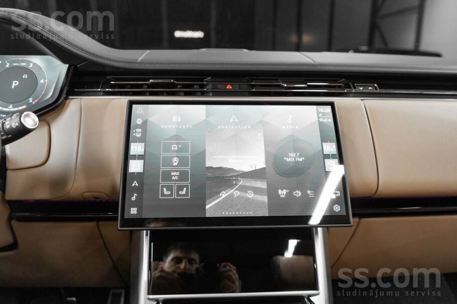 Melns Land Rover Range Rover 2024 Rīga, ar dzinēja tilpumu 3.00 L un nobraukumu 30 tūkst. km par 139150 €, foto 28 vietnē AUTOMOTO.COM.LV