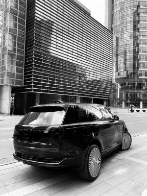 Melns Land Rover Range Rover 2024 Viļņa, ar dzinēja tilpumu 3.00 L un nobraukumu 13 tūkst. km par 135500 €, foto 3 vietnē AUTOMOTO.COM.LV