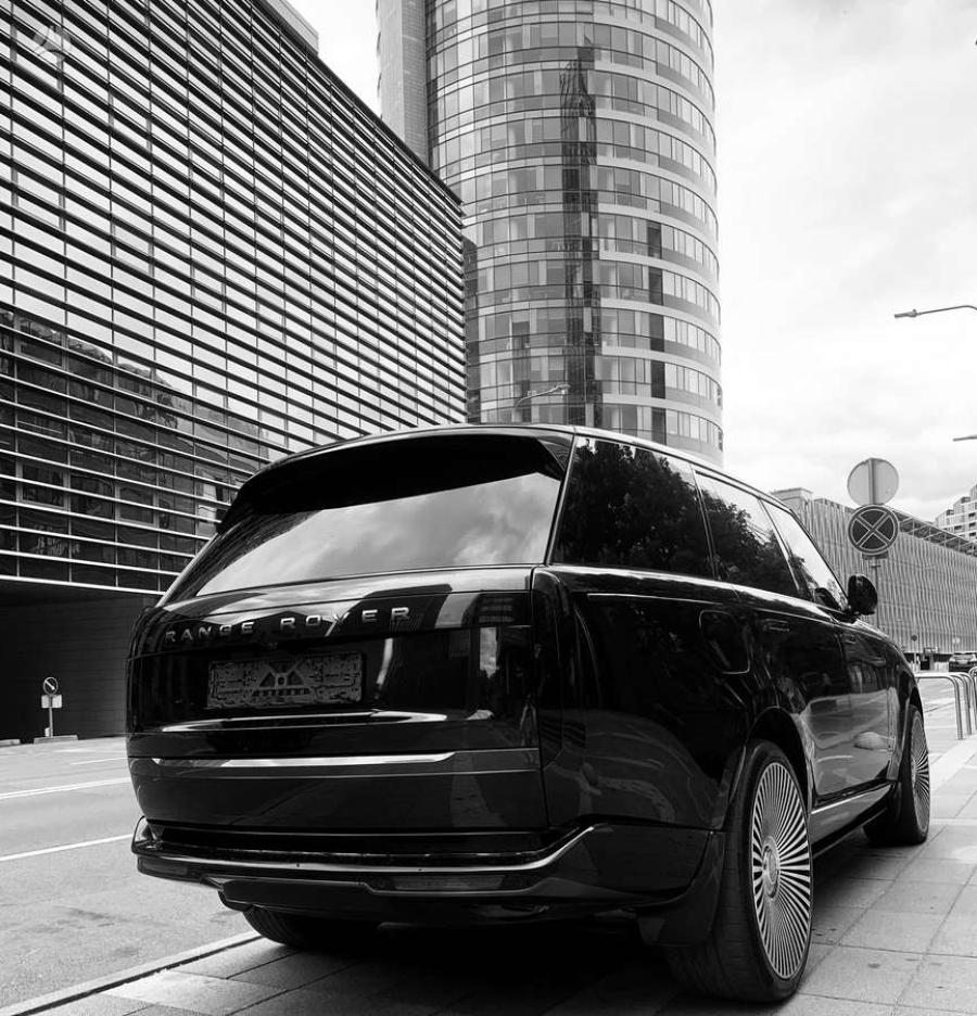 Melns Land Rover Range Rover 2024 Viļņa, ar dzinēja tilpumu 3.00 L un nobraukumu 13 tūkst. km par 135500 €, foto 4 vietnē AUTOMOTO.COM.LV