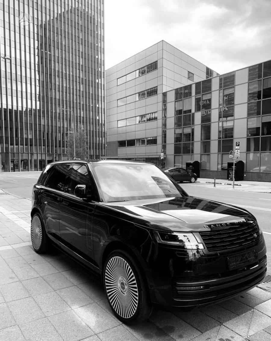 Melns Land Rover Range Rover 2024 Viļņa, ar dzinēja tilpumu 3.00 L un nobraukumu 13 tūkst. km par 135500 €, foto 5 vietnē AUTOMOTO.COM.LV