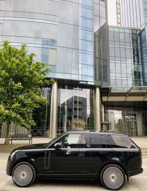 Melns Land Rover Range Rover 2024 Viļņa, ar dzinēja tilpumu 3.00 L un nobraukumu 13 tūkst. km par 135500 €, foto 7 vietnē AUTOMOTO.COM.LV