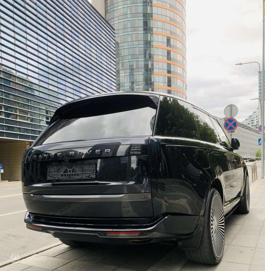 Melns Land Rover Range Rover 2024 Viļņa, ar dzinēja tilpumu 3.00 L un nobraukumu 13 tūkst. km par 135500 €, foto 8 vietnē AUTOMOTO.COM.LV