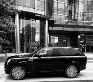 Melns Land Rover Range Rover 2024 Viļņa, ar dzinēja tilpumu 3.00 L un nobraukumu 13 tūkst. km par 135500 €, foto 10 vietnē AUTOMOTO.COM.LV
