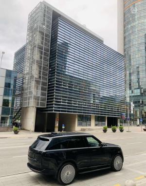 Melns Land Rover Range Rover 2024 Viļņa, ar dzinēja tilpumu 3.00 L un nobraukumu 13 tūkst. km par 135500 €, foto 12 vietnē AUTOMOTO.COM.LV