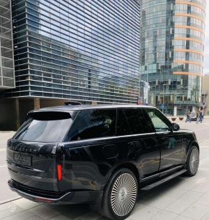 Melns Land Rover Range Rover 2024 Viļņa, ar dzinēja tilpumu 3.00 L un nobraukumu 13 tūkst. km par 135500 €, foto 14 vietnē AUTOMOTO.COM.LV