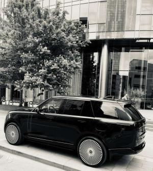 Melns Land Rover Range Rover 2024 Viļņa, ar dzinēja tilpumu 3.00 L un nobraukumu 13 tūkst. km par 135500 €, foto 15 vietnē AUTOMOTO.COM.LV