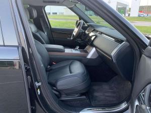 Melns Land Rover Range Rover 2024 Viļņa, ar dzinēja tilpumu 3.00 L un nobraukumu 13 tūkst. km par 135500 €, foto 19 vietnē AUTOMOTO.COM.LV