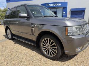 Melns Land Rover Range Rover 2012 Šauļi, ar dzinēja tilpumu 4.37 L un nobraukumu 167 tūkst. km par 6389 €, foto  vietnē AUTOMOTO.COM.LV