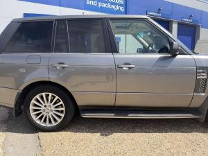 Melns Land Rover Range Rover 2012 Šauļi, ar dzinēja tilpumu 4.37 L un nobraukumu 167 tūkst. km par 6389 €, foto 9 vietnē AUTOMOTO.COM.LV