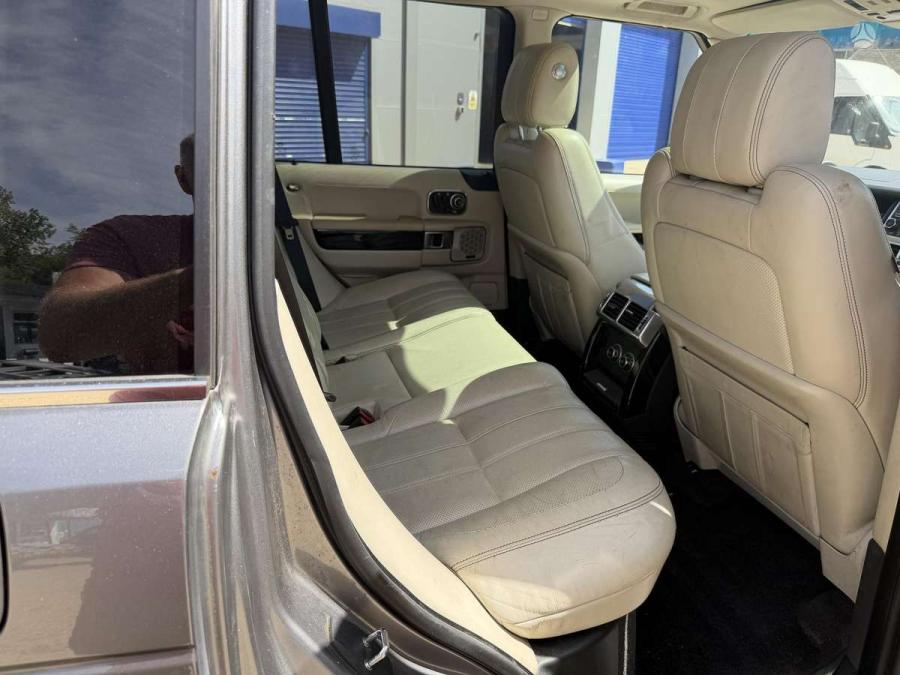 Melns Land Rover Range Rover 2012 Šauļi, ar dzinēja tilpumu 4.37 L un nobraukumu 167 tūkst. km par 6389 €, foto 11 vietnē AUTOMOTO.COM.LV
