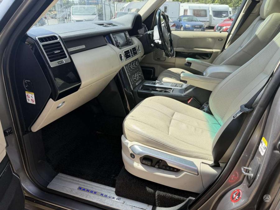 Melns Land Rover Range Rover 2012 Šauļi, ar dzinēja tilpumu 4.37 L un nobraukumu 167 tūkst. km par 6389 €, foto 13 vietnē AUTOMOTO.COM.LV