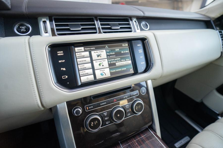 Blue Land Rover Range Rover 2014 in Riga, with an engine capacity of 4.40 L and mileage of 239 thousand km for 24990 €, photo 18 on AUTOMOTO.COM.LV
