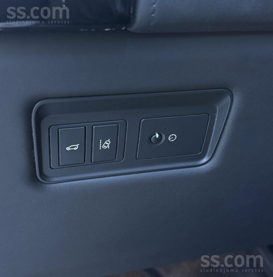 Blue Land Rover Range Rover 2017 in Riga, with an engine capacity of 4.40 L and mileage of 277 thousand km for 25000 €, photo 26 on AUTOMOTO.COM.LV