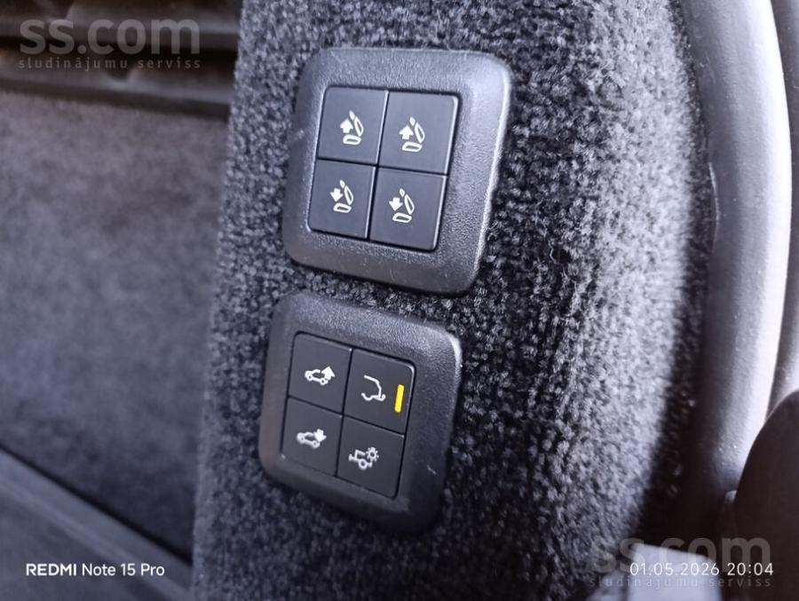 Brown Land Rover Range Rover 2018 in Riga, with an engine capacity of 3.00 L and mileage of 194 thousand km for 35999 €, photo 17 on AUTOMOTO.COM.LV