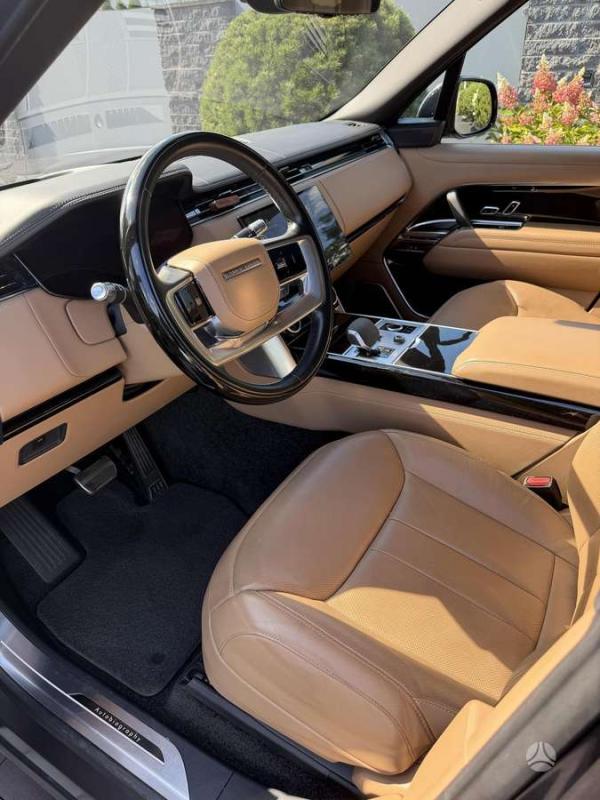 Brown Land Rover Range Rover 2022 in Kaunas, with an engine capacity of 4.40 L and mileage of 45 thousand km for 139000 €, photo 6 on AUTOMOTO.COM.LV