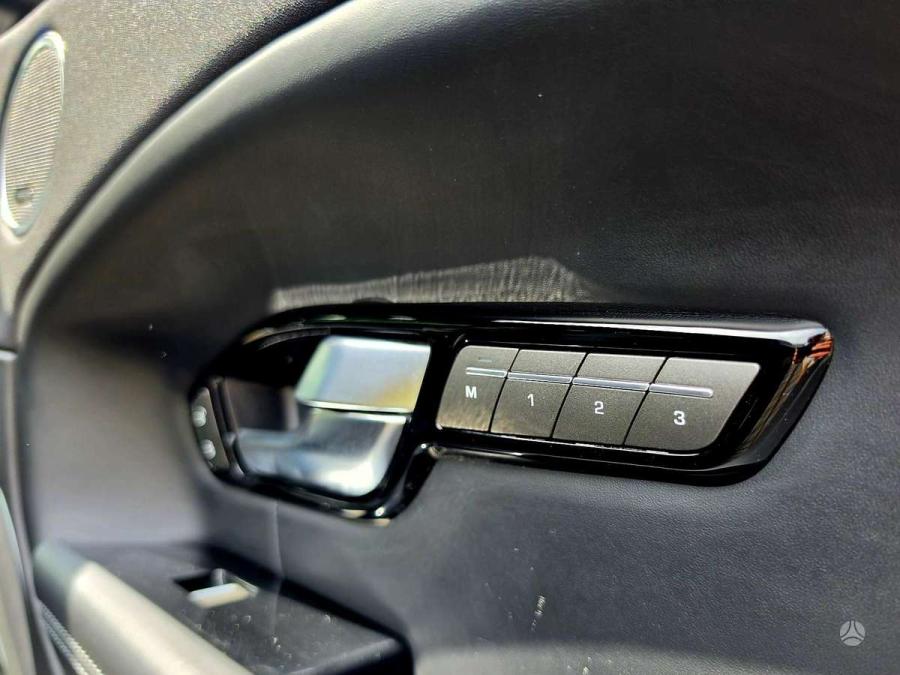 Black Land Rover Range Rover Evoque 2016 in Taurage, with an engine capacity of 2.00 L and mileage of 185 thousand km for 10800 €, photo 34 on AUTOMOTO.COM.LV