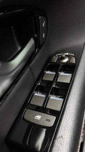 Black Land Rover Range Rover Evoque 2017 in Riga, with an engine capacity of 2.00 L and mileage of 192 thousand km for 15990 €, photo 7 on AUTOMOTO.COM.LV