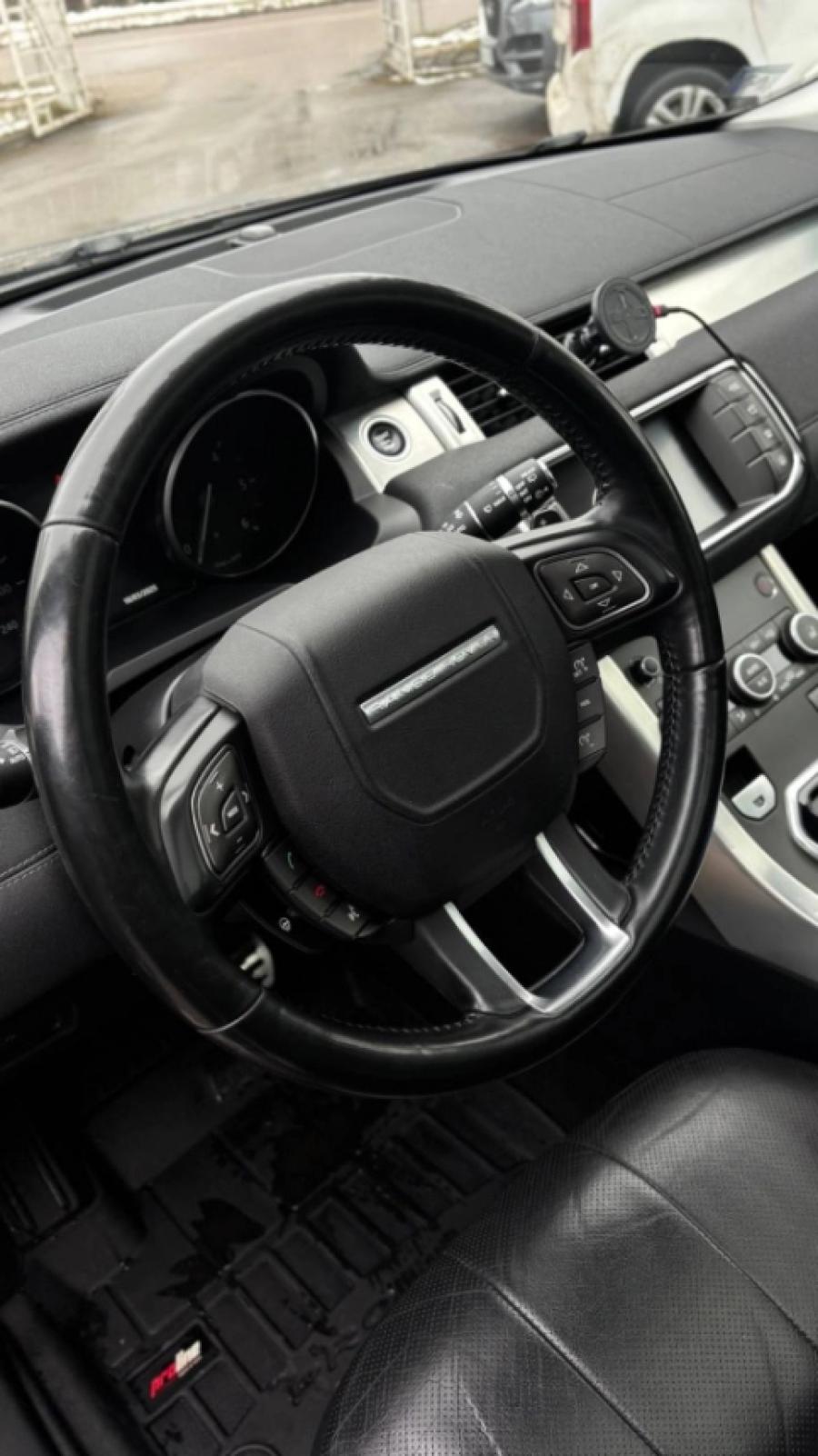 Black Land Rover Range Rover Evoque 2017 in Riga, with an engine capacity of 2.00 L and mileage of 192 thousand km for 15990 €, photo 9 on AUTOMOTO.COM.LV
