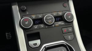 Black Land Rover Range Rover Evoque 2017 in Riga, with an engine capacity of 2.00 L and mileage of 192 thousand km for 15990 €, photo 12 on AUTOMOTO.COM.LV