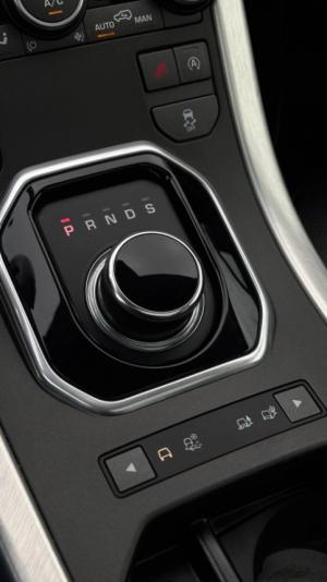 Black Land Rover Range Rover Evoque 2017 in Riga, with an engine capacity of 2.00 L and mileage of 192 thousand km for 15990 €, photo 13 on AUTOMOTO.COM.LV