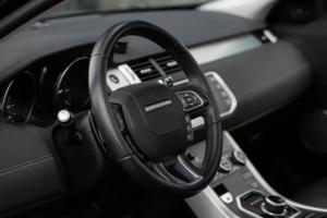 Melns Land Rover Range Rover Evoque 2017 Jelgava, ar dzinēja tilpumu 2.00 L un nobraukumu 173 tūkst. km par 15990 €, foto 19 vietnē AUTOMOTO.COM.LV