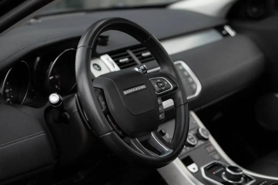 Melns Land Rover Range Rover Evoque 2017 Jelgava, ar dzinēja tilpumu 2.00 L un nobraukumu 173 tūkst. km par 15990 €, foto 19 vietnē AUTOMOTO.COM.LV