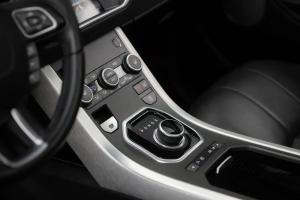 Melns Land Rover Range Rover Evoque 2017 Jelgava, ar dzinēja tilpumu 2.00 L un nobraukumu 173 tūkst. km par 15990 €, foto 20 vietnē AUTOMOTO.COM.LV