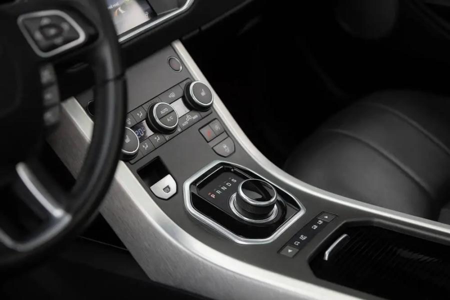Melns Land Rover Range Rover Evoque 2017 Jelgava, ar dzinēja tilpumu 2.00 L un nobraukumu 173 tūkst. km par 15990 €, foto 20 vietnē AUTOMOTO.COM.LV