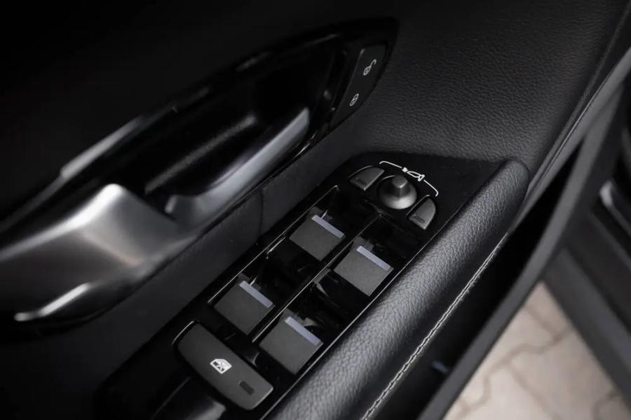 Melns Land Rover Range Rover Evoque 2017 Jelgava, ar dzinēja tilpumu 2.00 L un nobraukumu 173 tūkst. km par 15990 €, foto 22 vietnē AUTOMOTO.COM.LV
