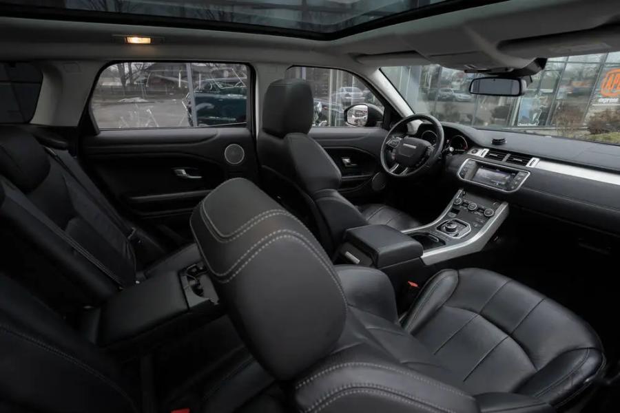Melns Land Rover Range Rover Evoque 2017 Jelgava, ar dzinēja tilpumu 2.00 L un nobraukumu 173 tūkst. km par 15990 €, foto 27 vietnē AUTOMOTO.COM.LV