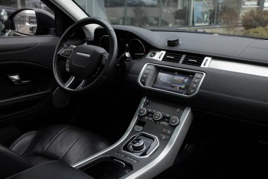 Melns Land Rover Range Rover Evoque 2017 Jelgava, ar dzinēja tilpumu 2.00 L un nobraukumu 173 tūkst. km par 15990 €, foto 28 vietnē AUTOMOTO.COM.LV