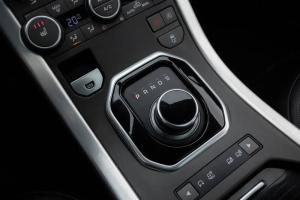 Melns Land Rover Range Rover Evoque 2017 Jelgava, ar dzinēja tilpumu 2.00 L un nobraukumu 173 tūkst. km par 15990 €, foto 29 vietnē AUTOMOTO.COM.LV