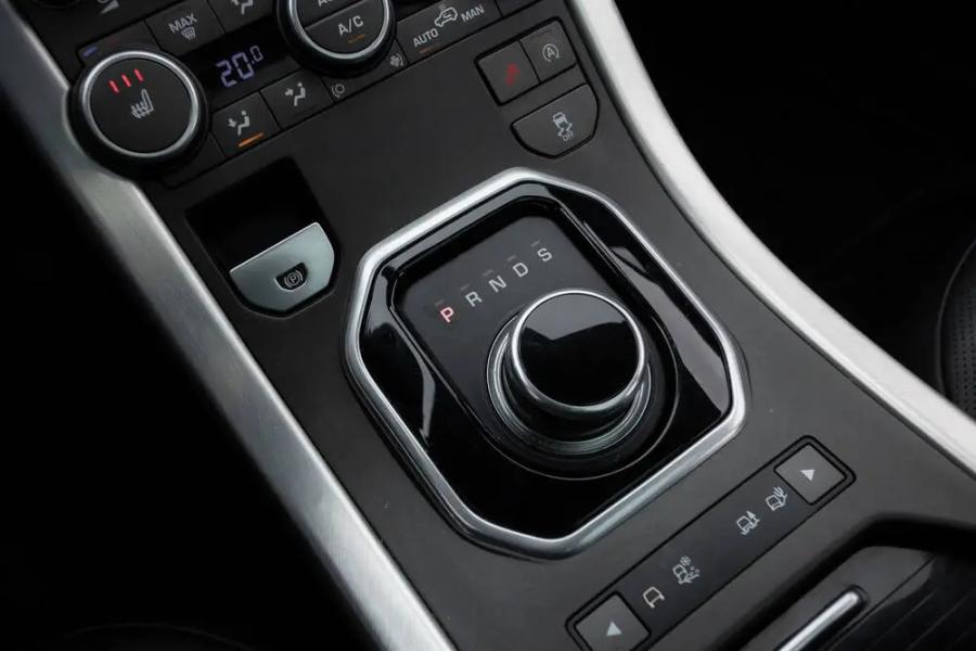 Melns Land Rover Range Rover Evoque 2017 Jelgava, ar dzinēja tilpumu 2.00 L un nobraukumu 173 tūkst. km par 15990 €, foto 29 vietnē AUTOMOTO.COM.LV