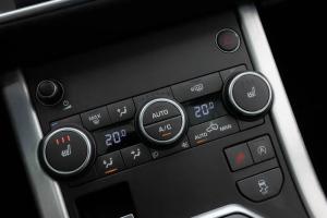 Melns Land Rover Range Rover Evoque 2017 Jelgava, ar dzinēja tilpumu 2.00 L un nobraukumu 173 tūkst. km par 15990 €, foto 31 vietnē AUTOMOTO.COM.LV