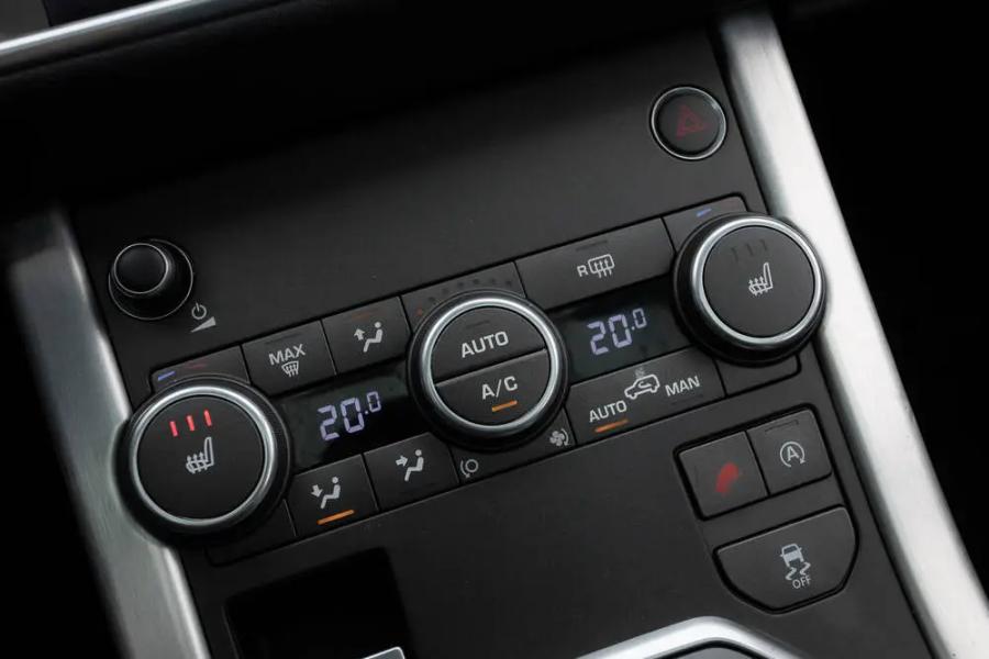 Melns Land Rover Range Rover Evoque 2017 Jelgava, ar dzinēja tilpumu 2.00 L un nobraukumu 173 tūkst. km par 15990 €, foto 31 vietnē AUTOMOTO.COM.LV