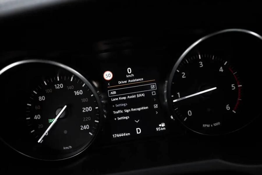 Melns Land Rover Range Rover Evoque 2017 Jelgava, ar dzinēja tilpumu 2.00 L un nobraukumu 173 tūkst. km par 15990 €, foto 46 vietnē AUTOMOTO.COM.LV