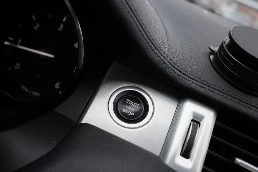 Melns Land Rover Range Rover Evoque 2017 Jelgava, ar dzinēja tilpumu 2.00 L un nobraukumu 173 tūkst. km par 15990 €, foto 47 vietnē AUTOMOTO.COM.LV