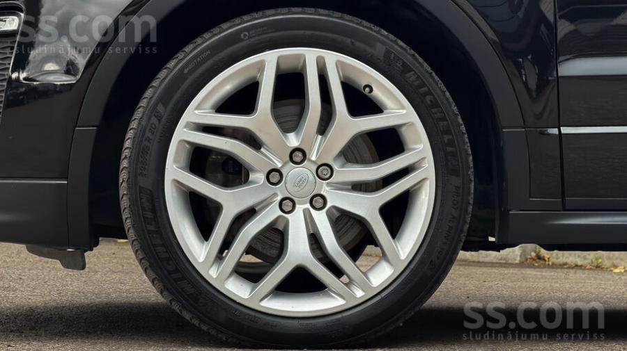 Black Land Rover Range Rover Evoque 2017 in Daugavpils, with an engine capacity of 2.00 L and mileage of 203 thousand km for 14550 €, photo 6 on AUTOMOTO.COM.LV