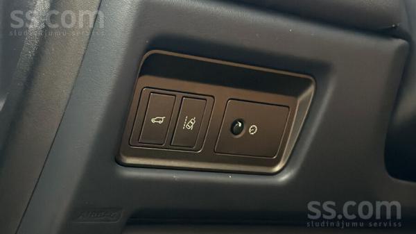 Black Land Rover Range Rover Evoque 2017 in Daugavpils, with an engine capacity of 2.00 L and mileage of 203 thousand km for 14550 €, photo 9 on AUTOMOTO.COM.LV