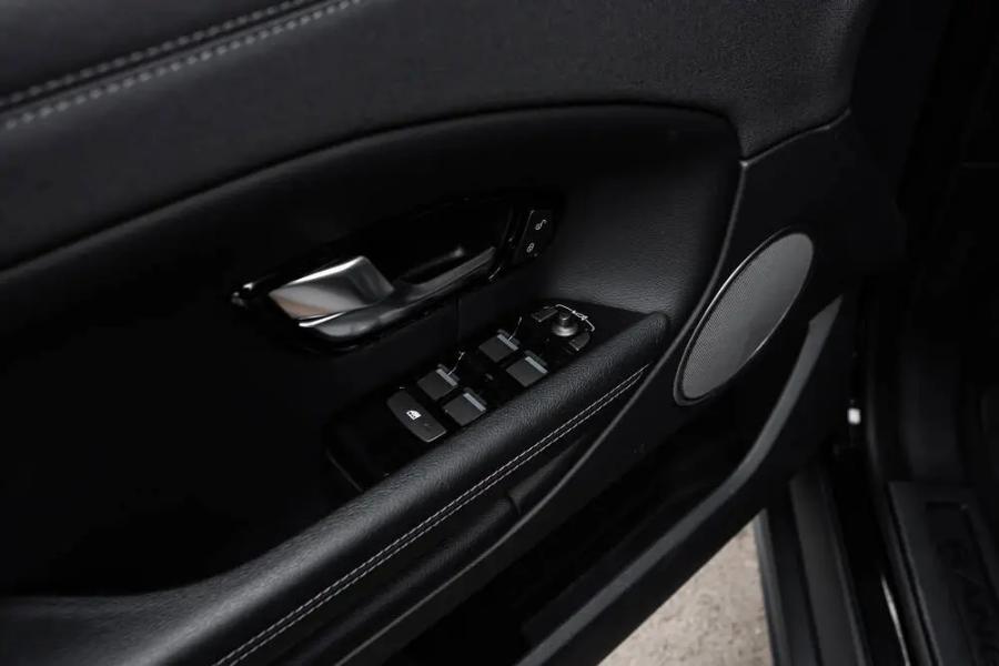 Black Land Rover Range Rover Evoque 2017 in Jelgava, with an engine capacity of 2.00 L and mileage of 160 thousand km for 11700 €, photo 17 on AUTOMOTO.COM.LV