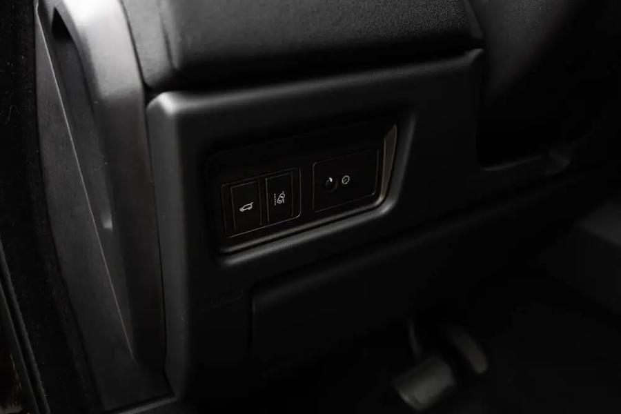 Black Land Rover Range Rover Evoque 2017 in Jelgava, with an engine capacity of 2.00 L and mileage of 160 thousand km for 11700 €, photo 19 on AUTOMOTO.COM.LV